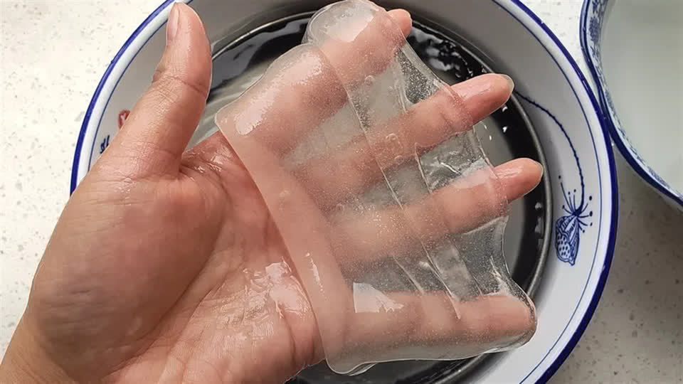 一碗淀粉,2碗半水,教你做东北大拉皮,详细讲解