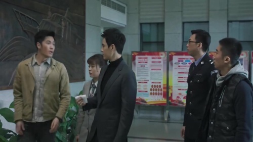 法医秦明:为了尽快破案。秦明不顾劝阻坚持住院,迅速投入到工作