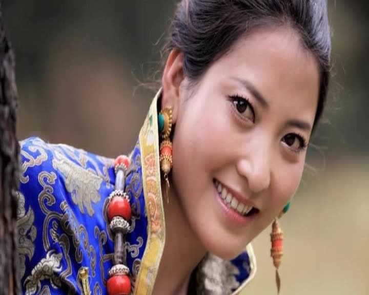 李本良演奏的二胡曲《格桑拉》