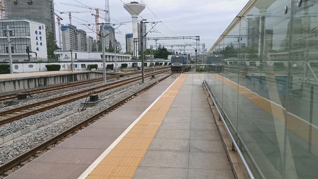 合肥站k2908次列车换挂