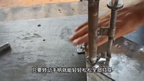 自制手摇打孔器,1毫米厚的铁板轻松打穿,真是太实用了