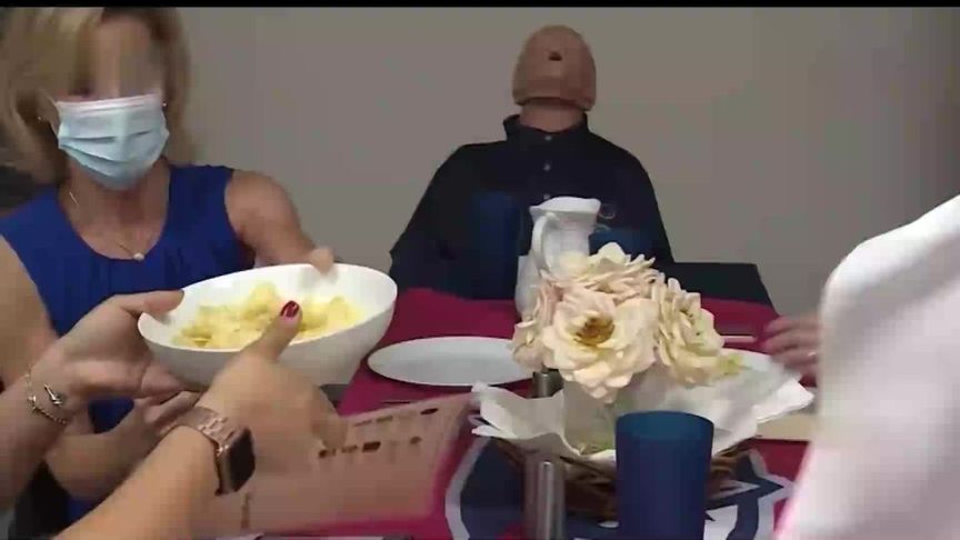 美国佛州大学模拟实验 多人共餐病毒如何传播