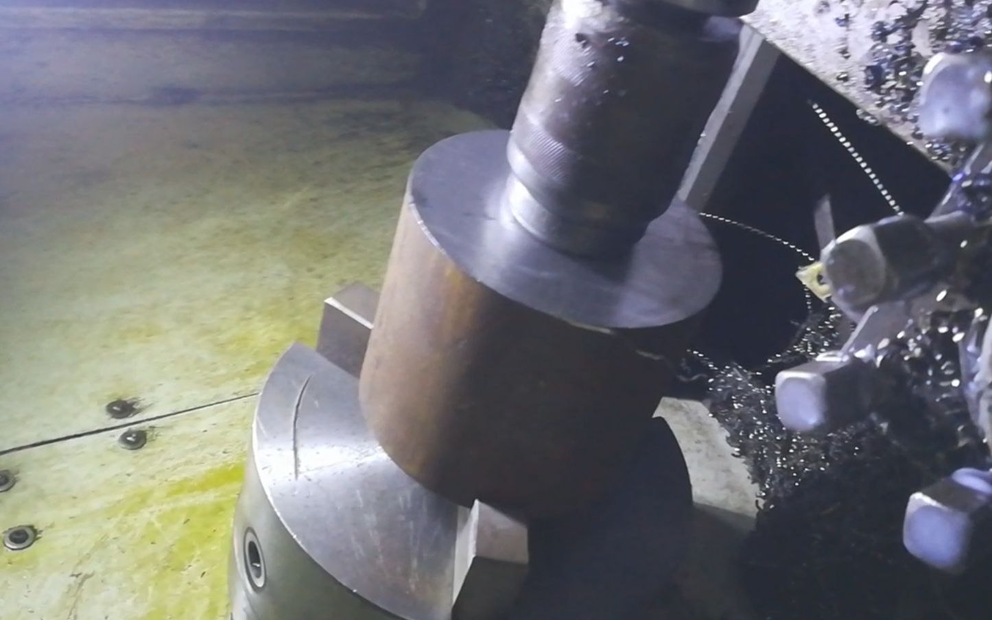 偷拍数控车床师傅日常工作