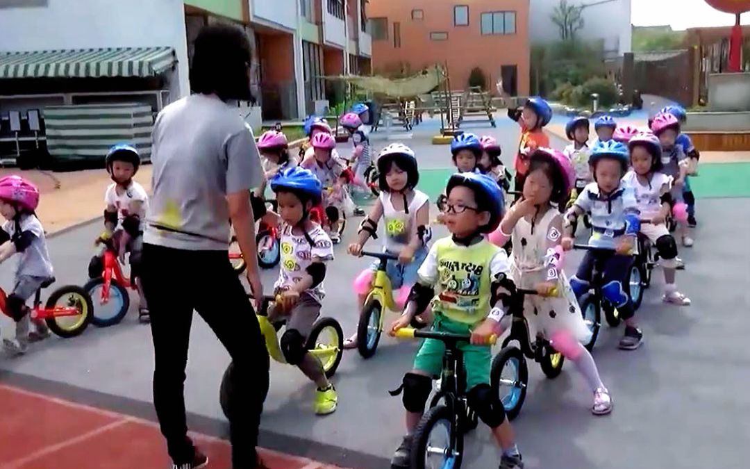 幼儿园公开课 大班体育游戏《滑步车》视频+教案