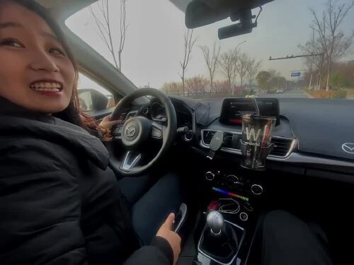 上车前:我都考了C1了开手动挡不是轻轻松松上车后:先踩离合还是先挂...