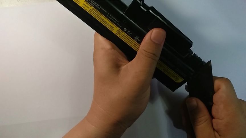使用溶剂DIY笔记本电脑电池拆解
