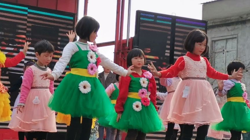 白庄小学开表彰大会,许多家长都到场,小朋友表演各类节目,请看