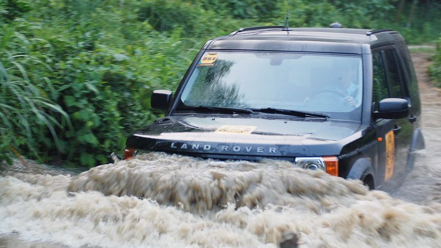 汽车涉水后还能开吗?做这1个操作,继续开不受影响