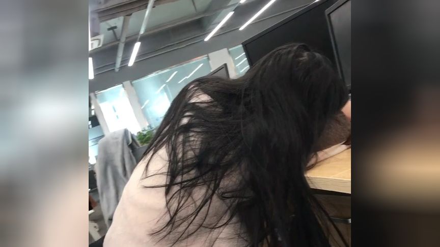 新来的实习生,下周就走了,单位里有个老员工总是欺负她,可怜