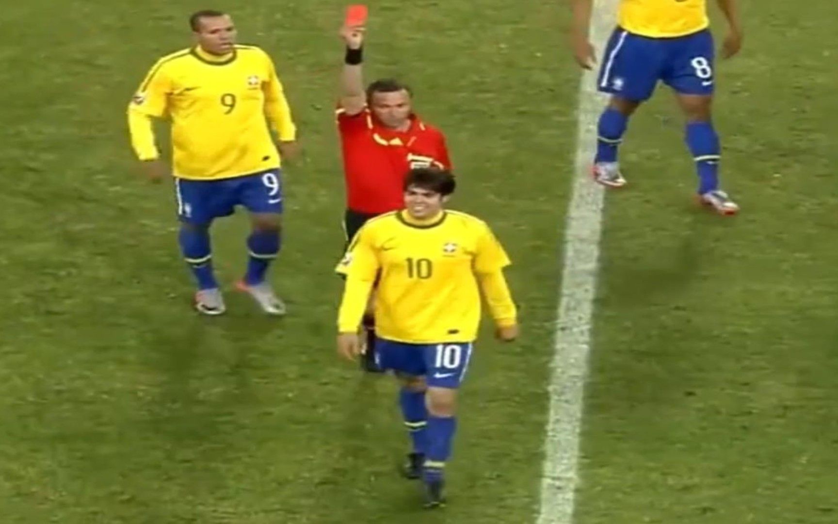 世界杯心碎瞬间,2010年世界杯,卡卡无辜红牌被罚下!