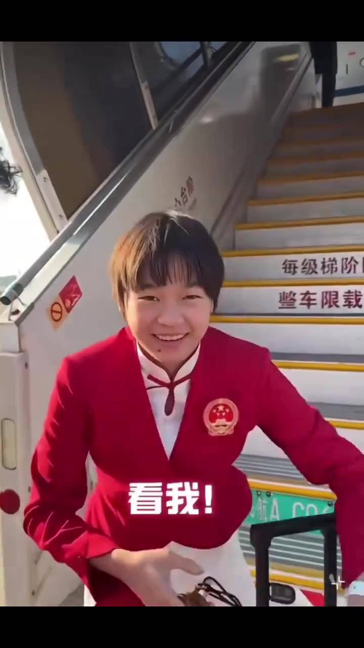 全红婵这是天生带货体质啊!这次香港行,就属跳水游泳队玩得欢!