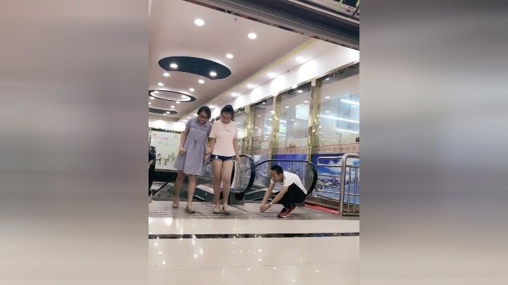 小哥丢包测试路人反应,大哥很萌,笑死了