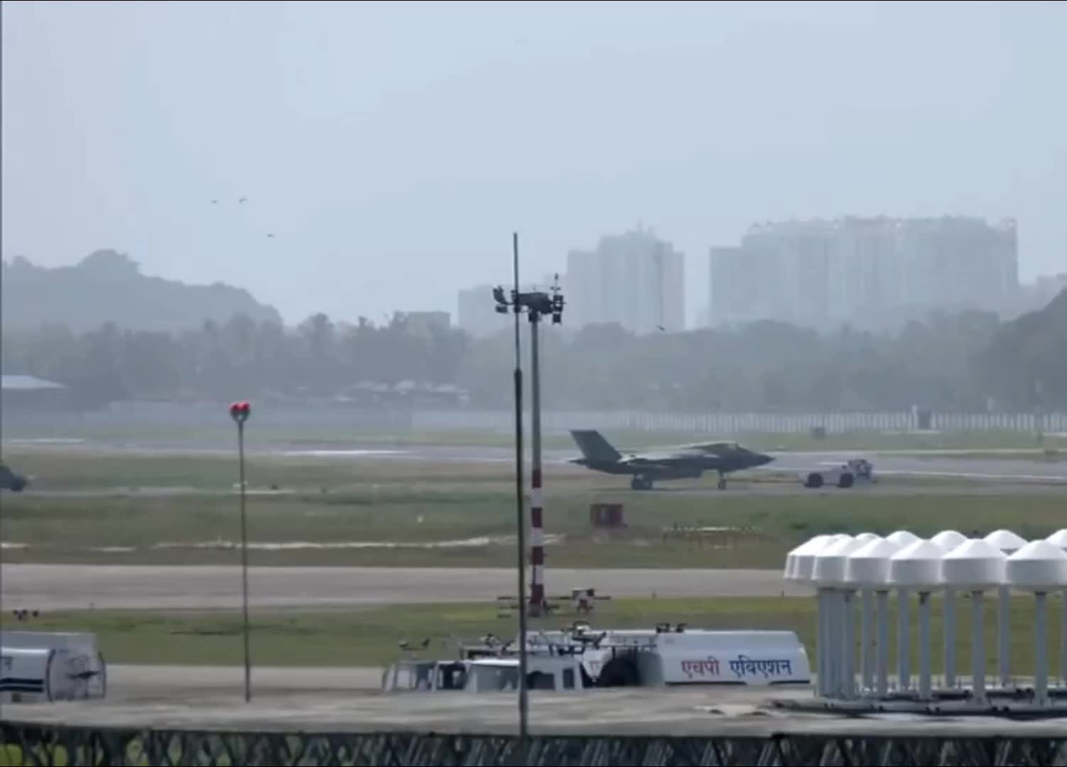 #英国F35战机罕见滞留印度 今天,英国空军派出技术团队人员,抵达印度...