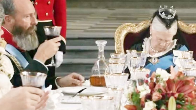 英国国王在宴会睡着,大臣都不敢吃了