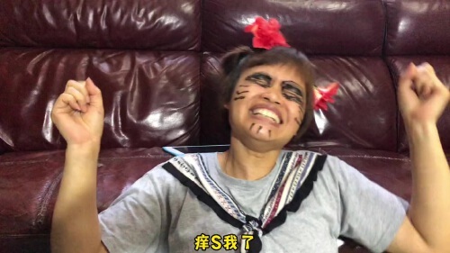 挠脚心搞笑日常,妈妈为什么被这熊孩子这样挠脚心戏弄呢?