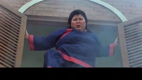 女胖子跳楼消防员没接住,居然没事!这操作太神奇了