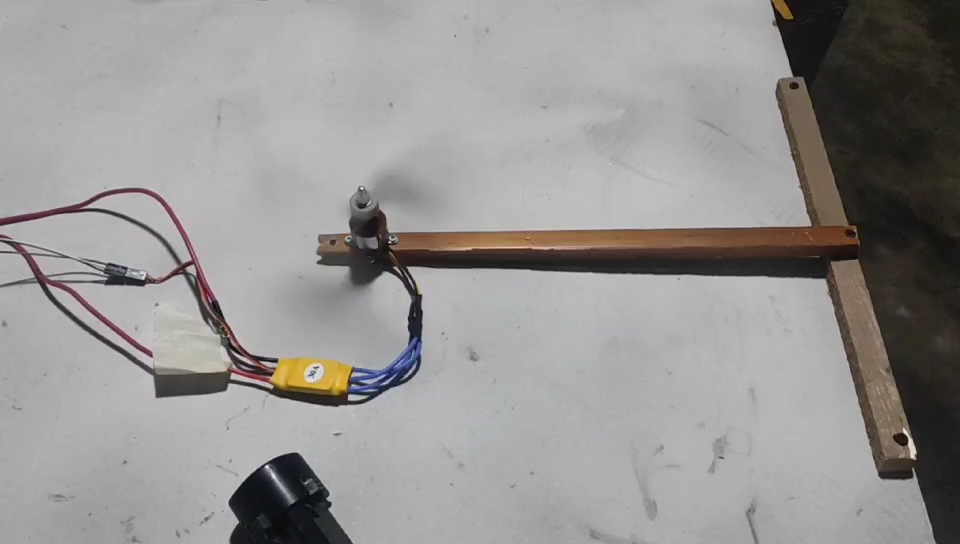 无刷电机生猛,推重比达到了7.0,轻松负载几倍自重