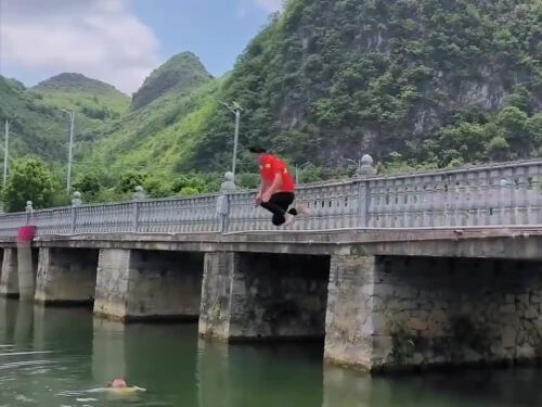 河边围观学生溺水,竟无一人挺身相救!