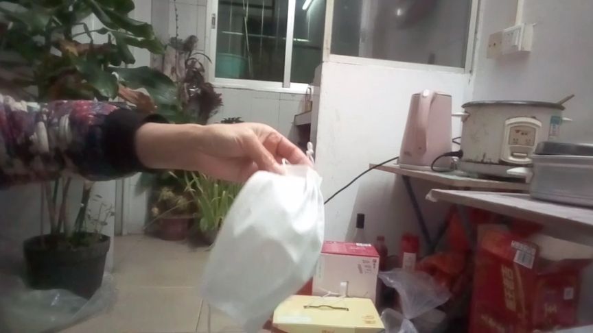 阿东买东西回来,用酒精消毒口罩,可以吗?