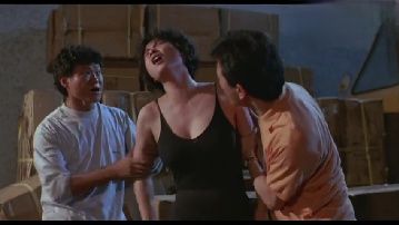 美女被男子薅住头发,故意诱惑对方,还把自己甩出仓库