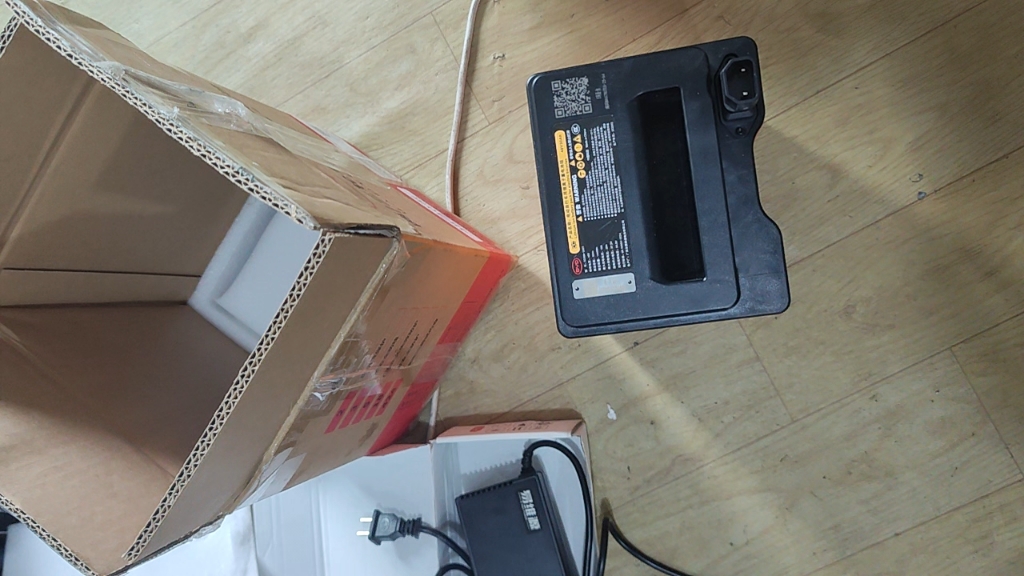 比亚迪电瓶车电池开箱啦 48v30ah 很小很沉