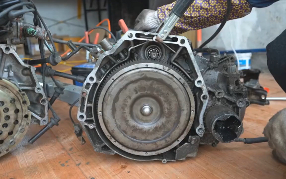 【汽车常识30】当汽车用钥匙点火的时候,你知道起动机是如何带动...