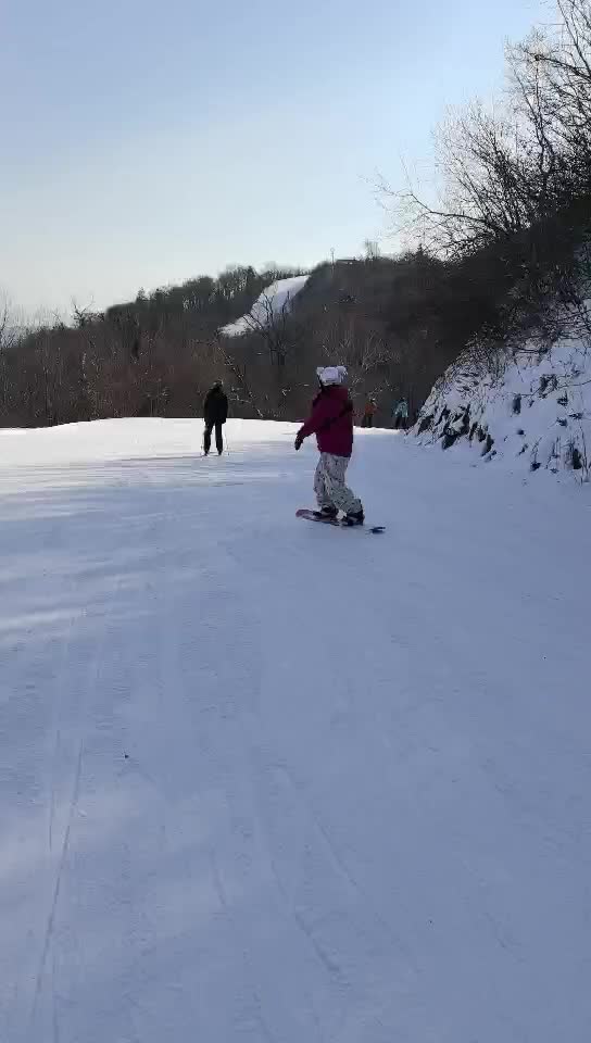 ...已成为我国最大的国际级旅游滑雪场。世界旅游组织官员、法国滑雪...