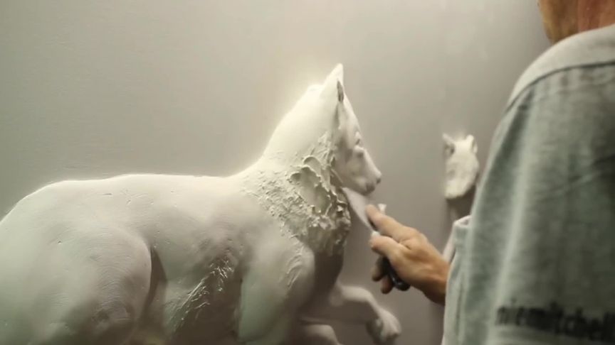 真是大神级的啊 看大叔用石膏在墙上作画好立体啊 太逼真了