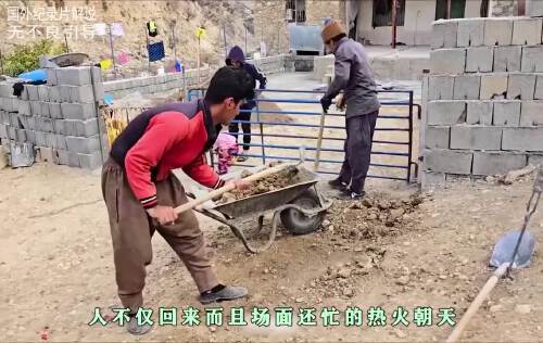 老头子带领家人忙碌于乡村家园建设,从铁门制作到支撑架打造