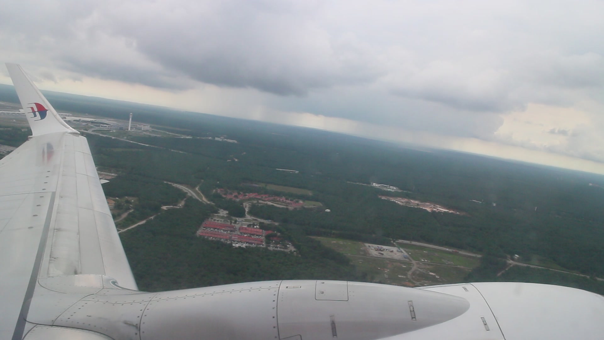 马航B737上跑道前突迎大雨