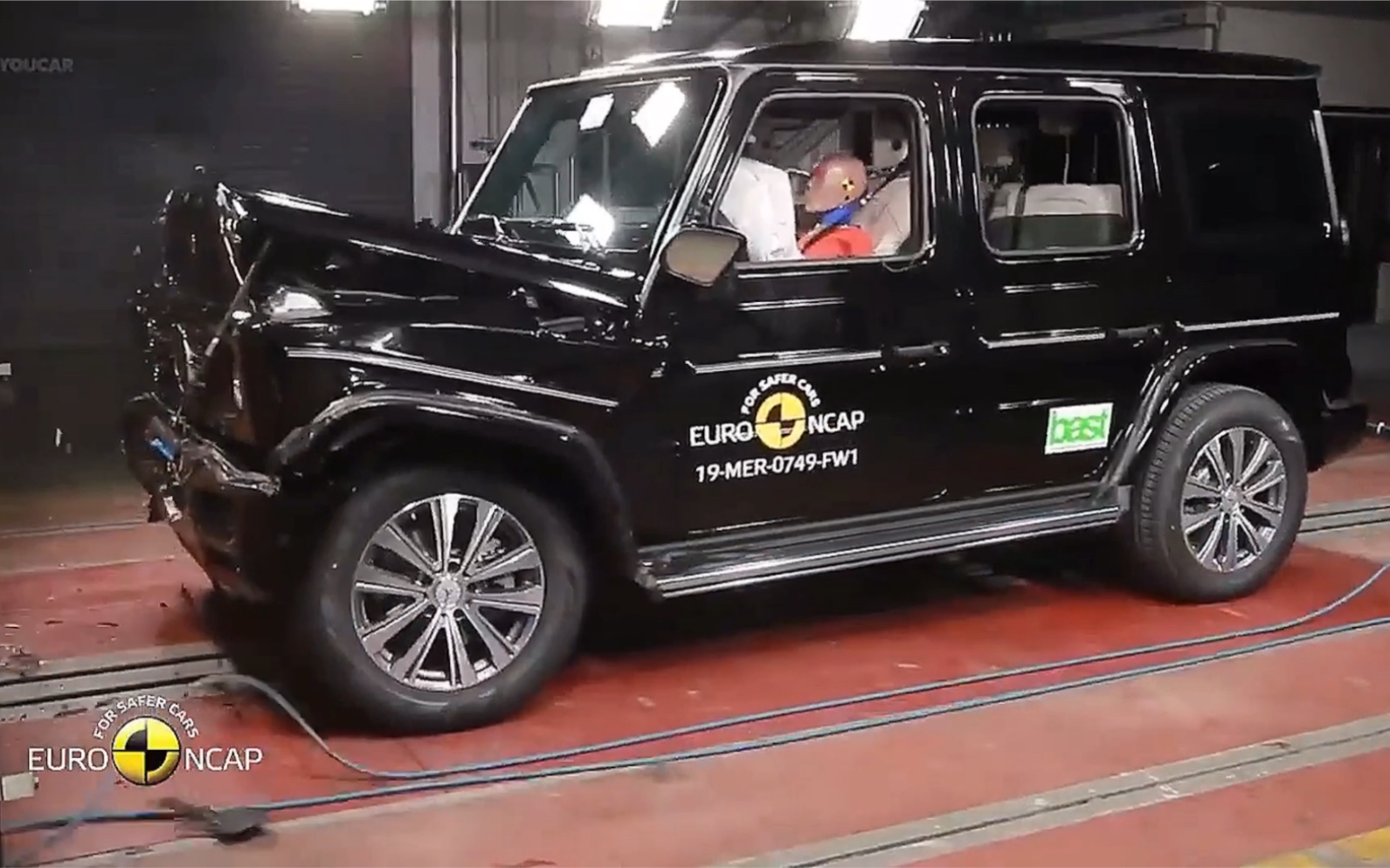 奔驰大G硬派越野车碰撞测试,原来是真硬。