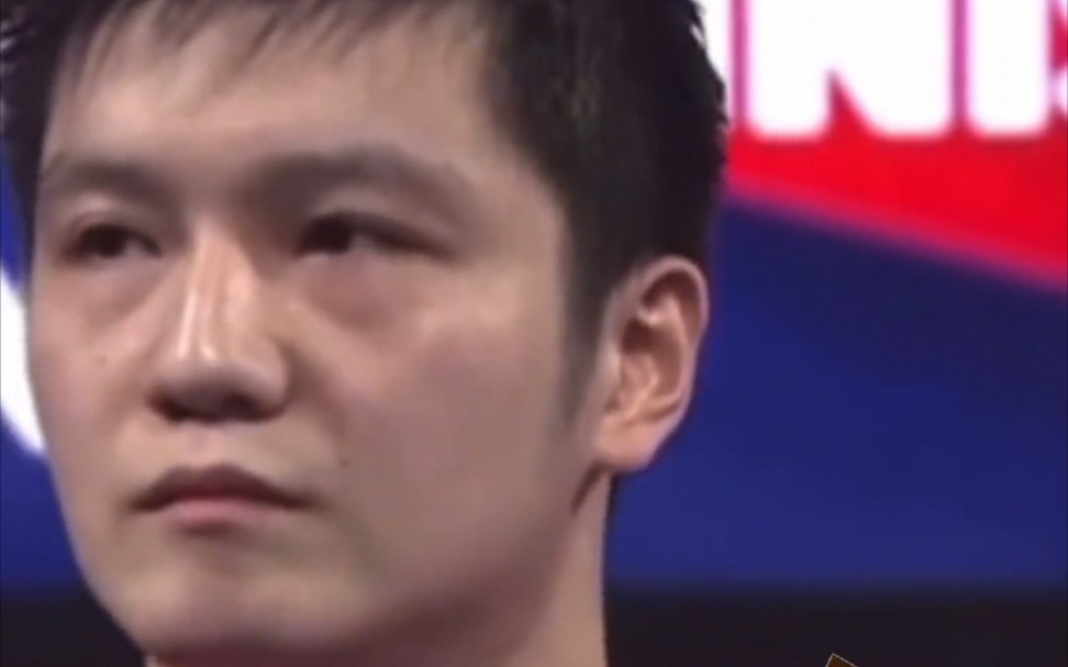 樊振东夺冠名场面!被奖杯盖砸到头,采访时肚子咕咕叫.