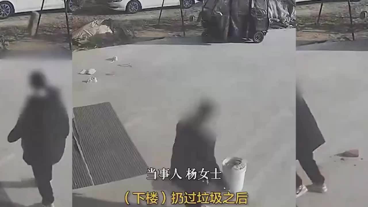 1岁儿子三楼扔砖头差点砸中妈妈,妈妈第一反应:小孩别掉下来