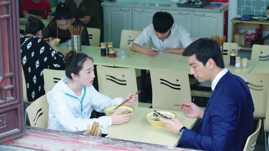 员工批评老板不诚信,老板直接让其碗中的肉夹走,看见就要吃掉