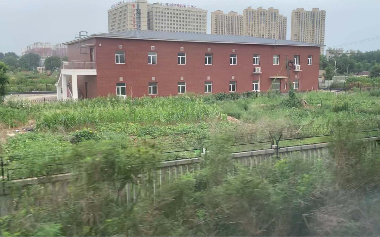 G8045次列车(大连-沈阳北)出辽阳站侧窗展望