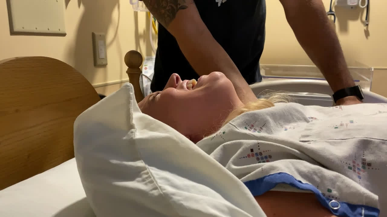 实拍产妇艰难分娩的瞬间,.