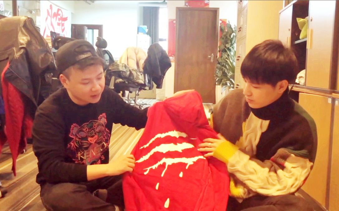 粉丝追星买TF家族同款卫衣,你为追星买过什么偶像同款?