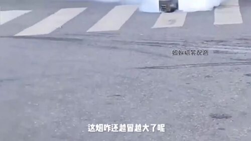 惊魂瞬间!电动车行驶中突然自燃,火光冲天!