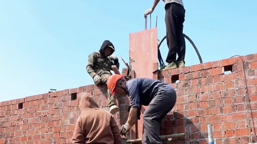 人多力量大,一会功夫一个构造柱就浇筑完成