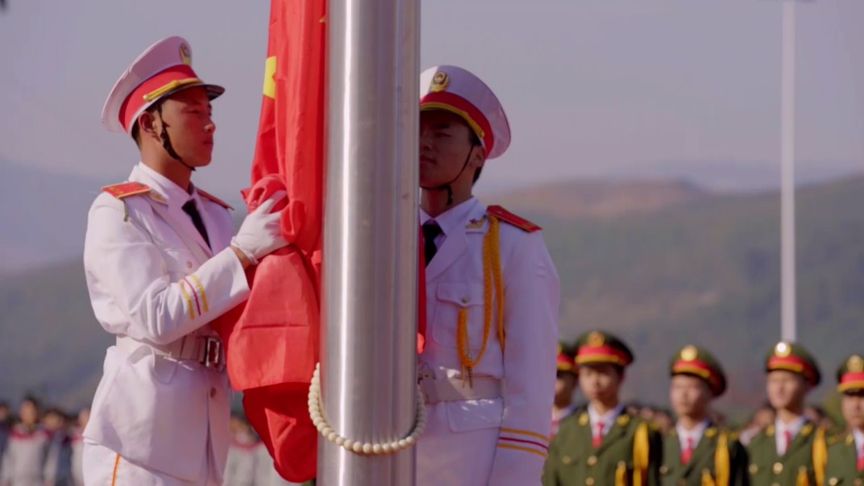 超燃!一所学校的升旗仪式