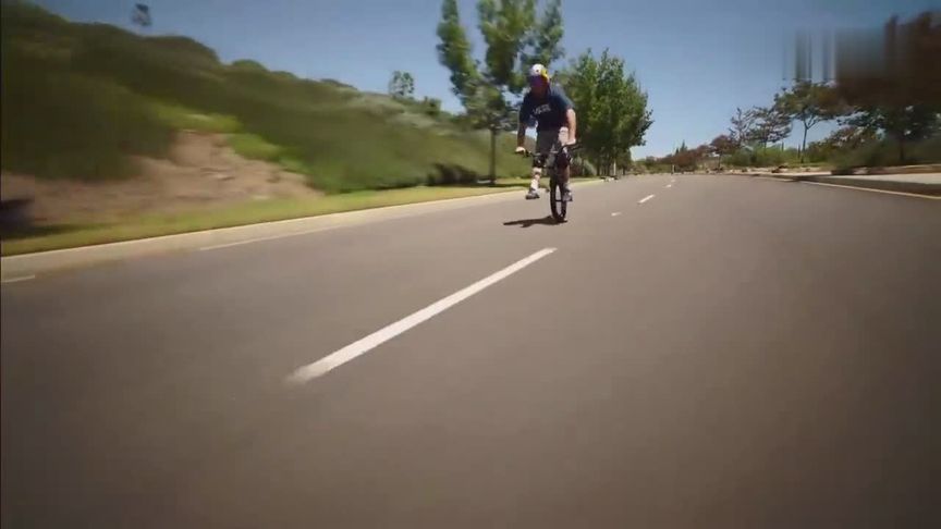 单轮行驶自行车时速超过60公里每小时,技术真不错