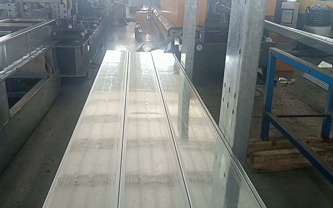 新之杰-迪鸿项目C型钢檩条正在生产中