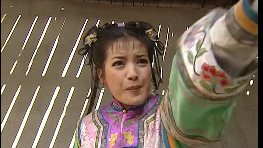 还珠格格2:小燕子想拔马毛,给紫薇做琴弦,却被马踢了一脚