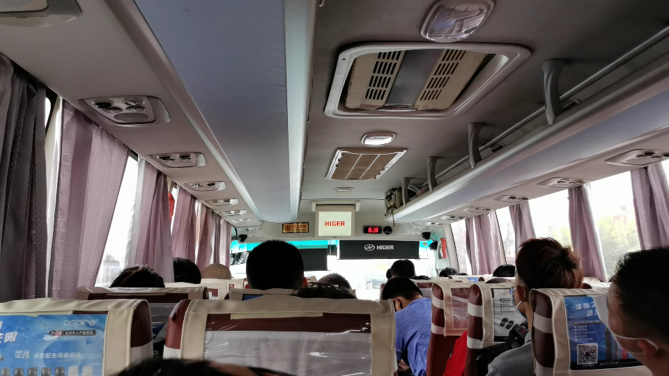 沧运集团8米钢板放屁海格客车