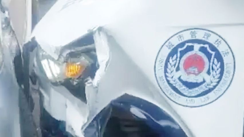 实拍城管开执法车肇事后打人 警方:涉嫌酒驾已立案调查