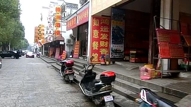 湖南衡阳:南岳衡山脚下的一条商业街