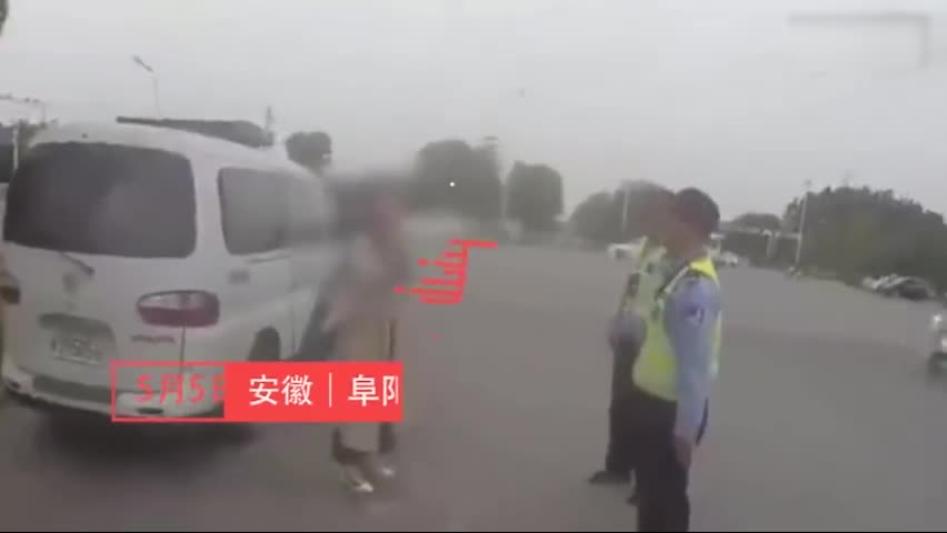 安徽一女子闯卡被拦撒泼打滚:我未成年不能处罚
