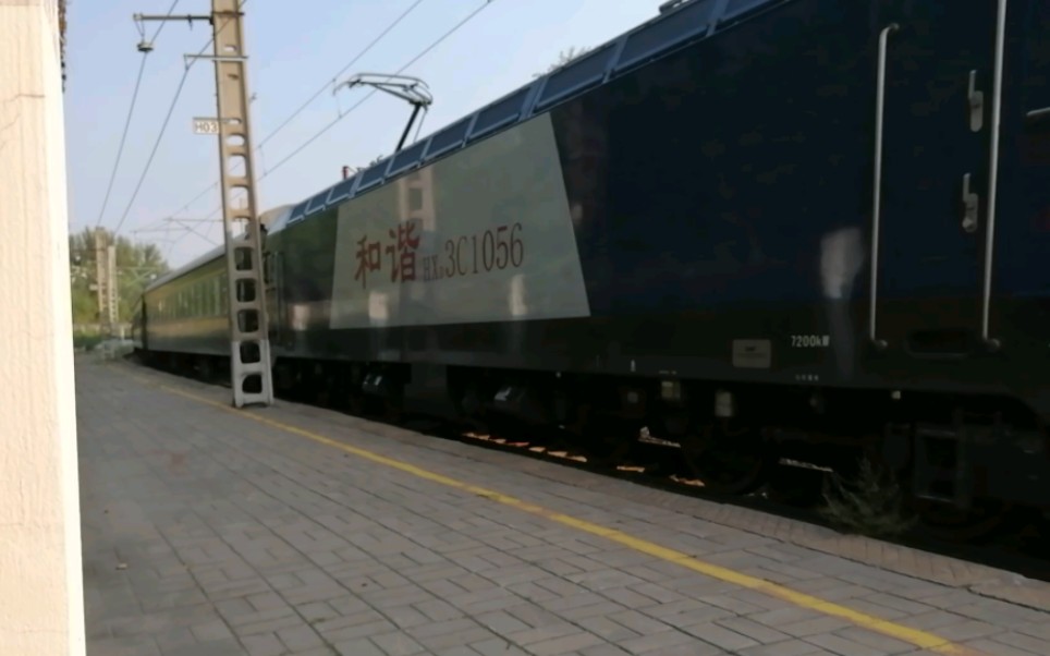 K892次列车北机道口乘降所通过,前方过分相