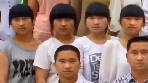 广西大姐翻开儿子毕业证!这哪是毕业照啊,这明明是全家福