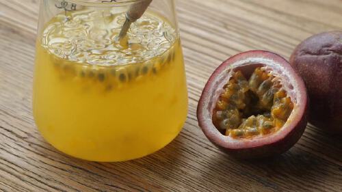 黄金百香果皮别扔!泡水喝出冻龄肌,免疫力翻倍秘籍大公开!